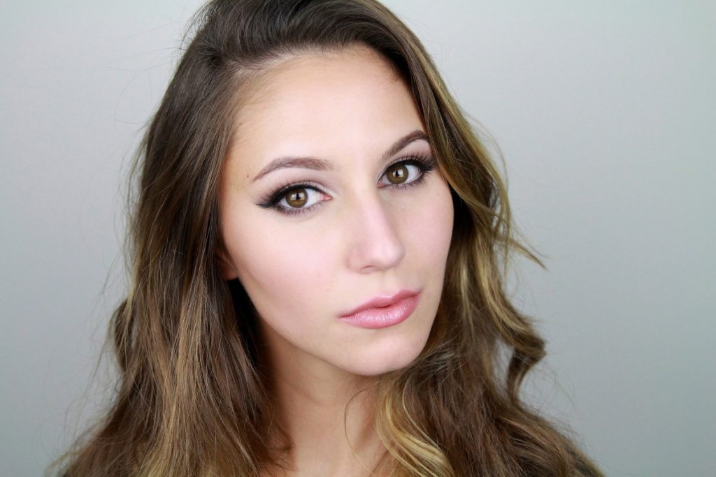 Review Son MAC Hug Me Màu Hồng Đất Nhạt Nhẹ Nhàng